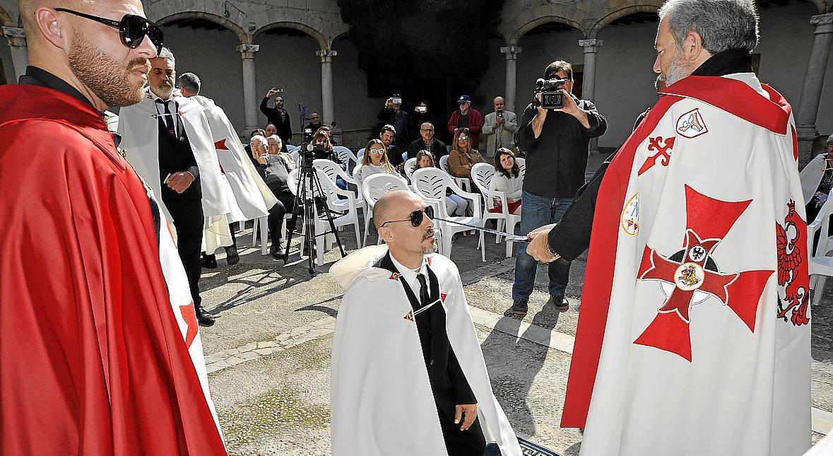 Templer-Orden veranstaltet farbenfrohes Initiationsritual auf Mallorca