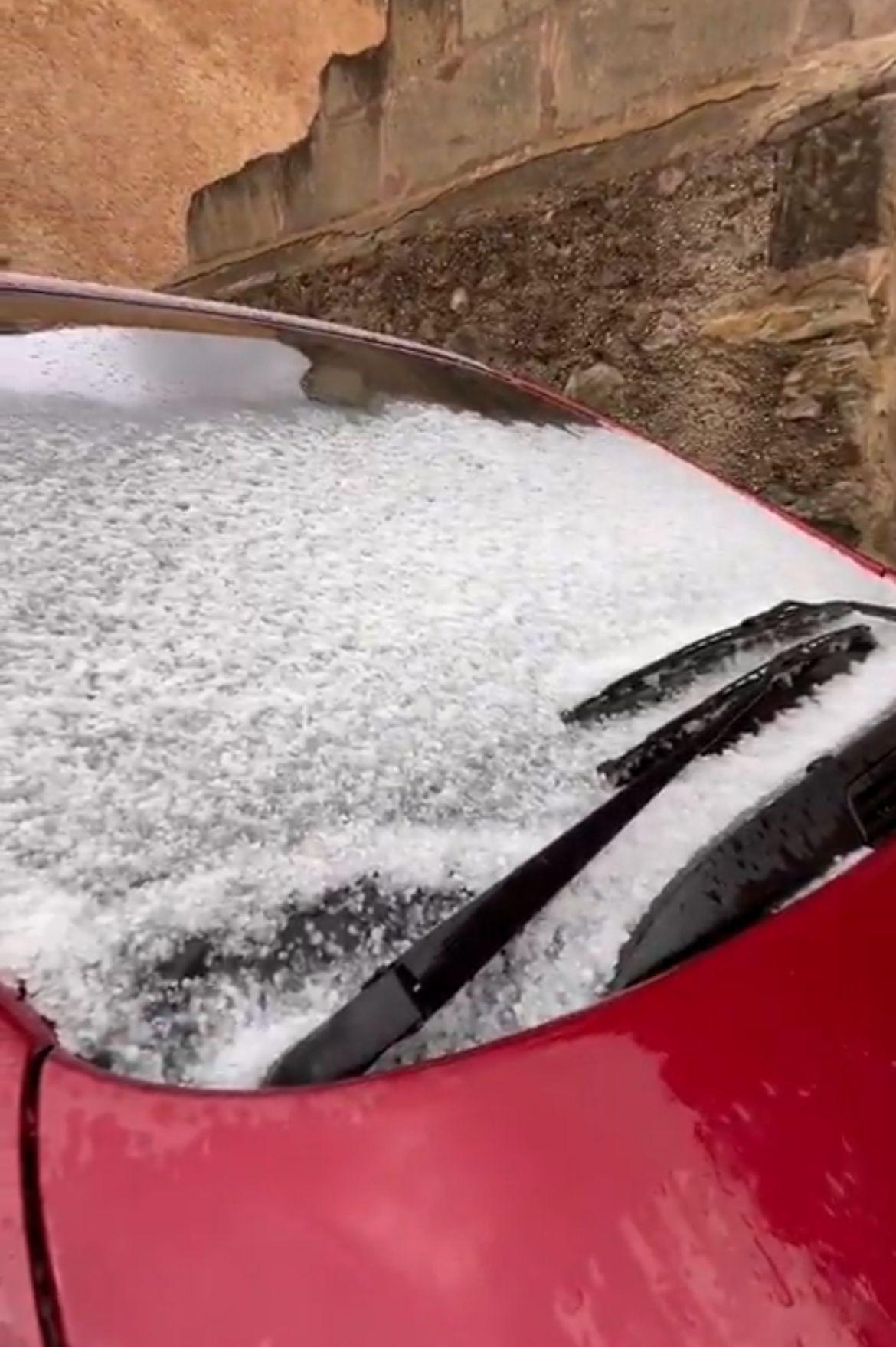 Traumstrand auf Mallorca plötzlich schneeweiß! Heftiger Hagelschauer geht über der Insel nieder