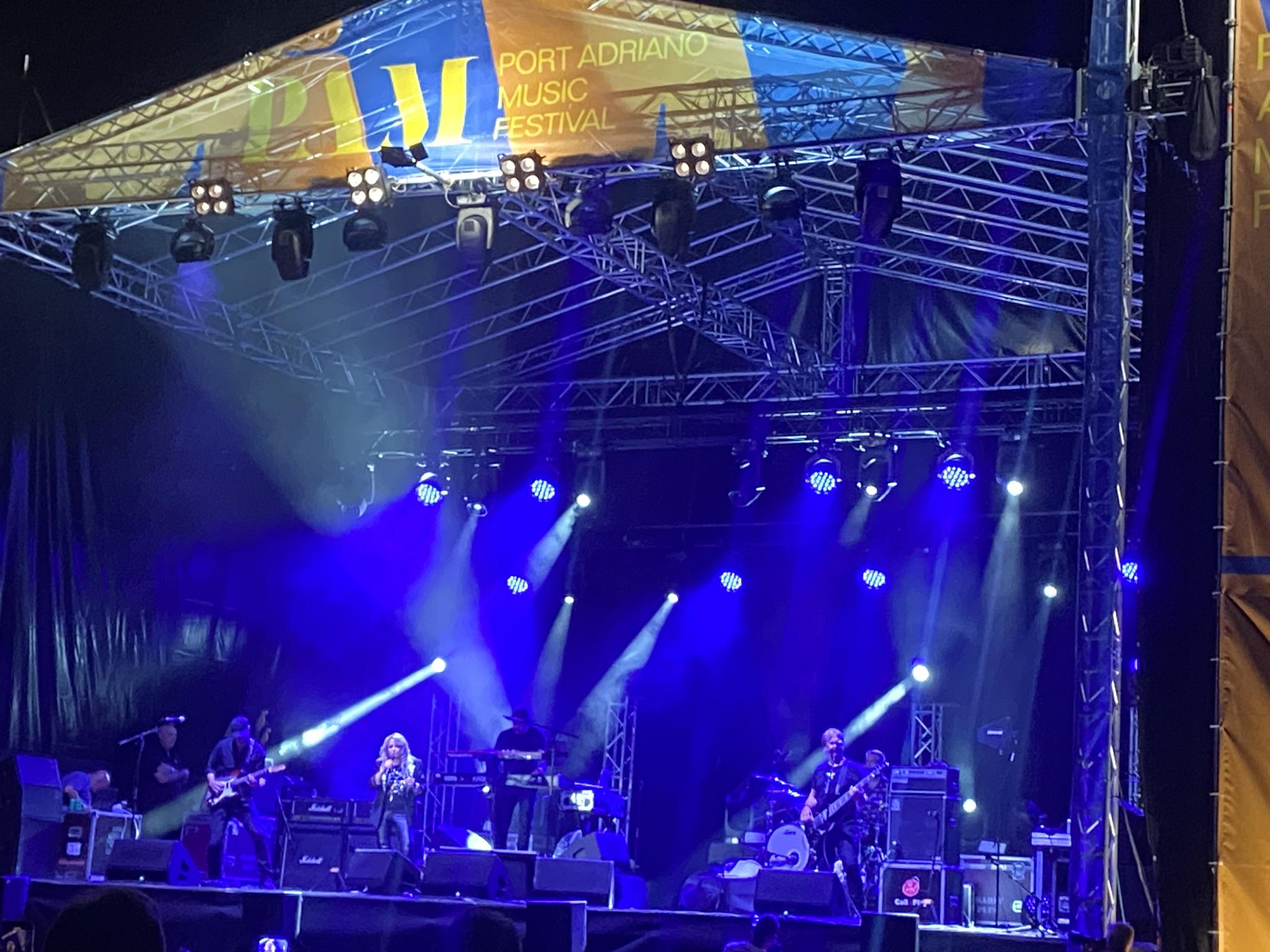 Bonnie Tyler live in Port Adriano: Eine Mallorca-Nacht voller Rock und ...