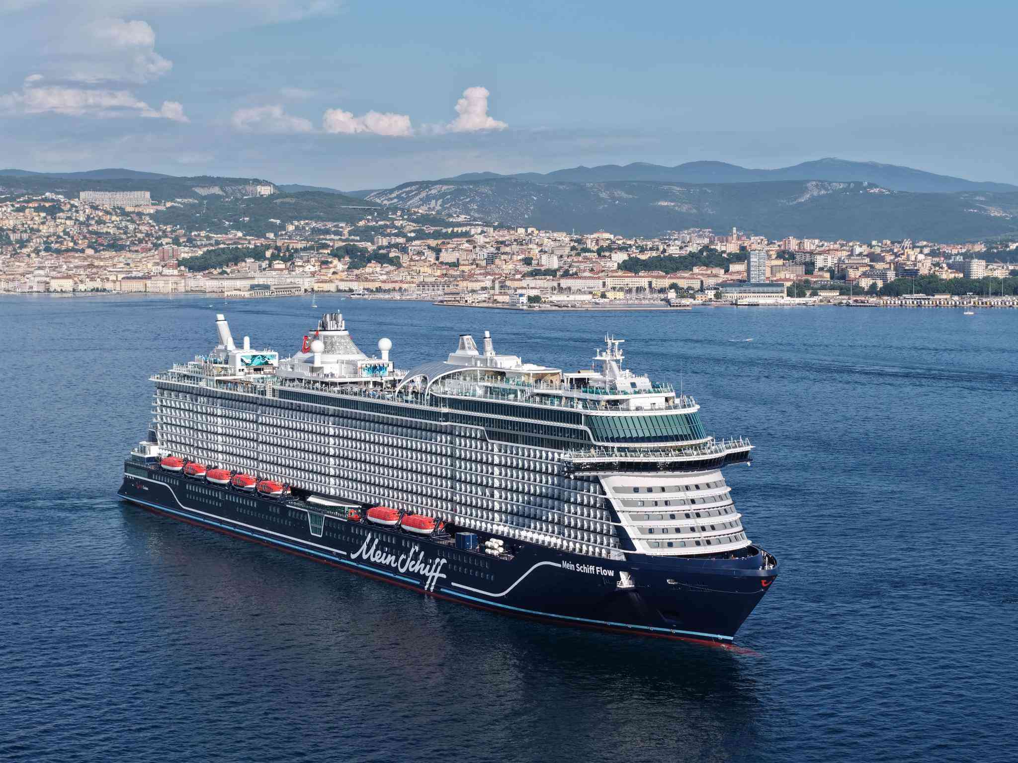 Frischgetaufte „Mein Schiff Flow“ peilt zum Abschluss der Erstfahrt ...