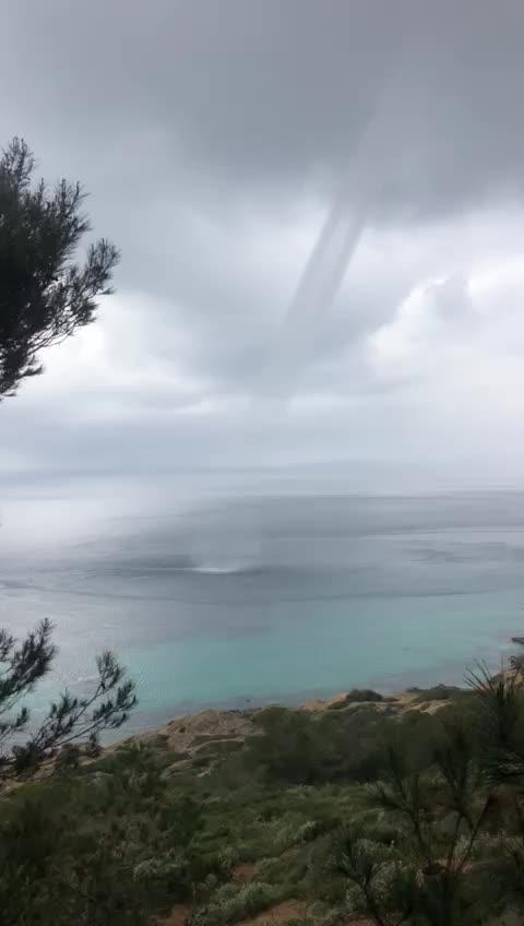 Video: Eine Windhose, die „cap de fibló" war am Sonntag vor Mallorca zu ...