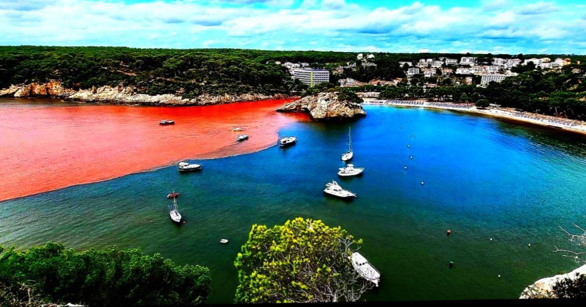 Naturschauspiel: Regenmassen färben Cala Galdana auf Menorca knallrot