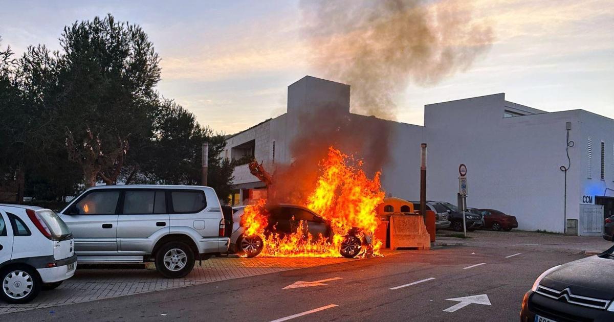 E-Auto explodiert während des Ladevorgangs und brennt komplett aus