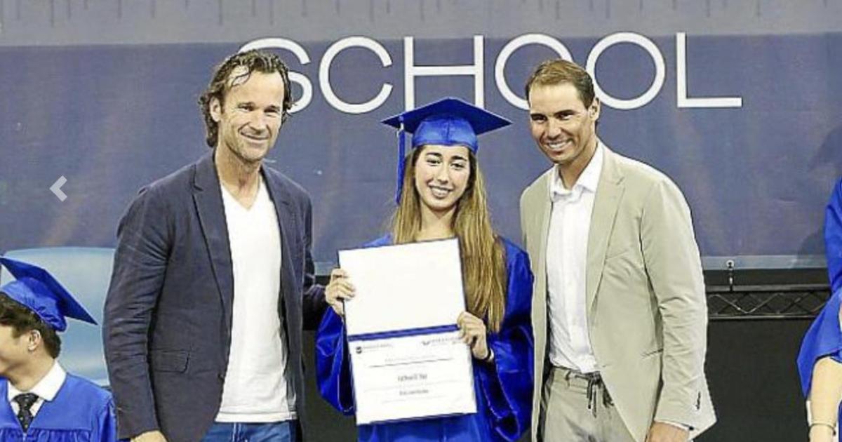 Selbst im Ruhestand: Mallorcas Tennislegende Nadal mit eingegipstem Arm
